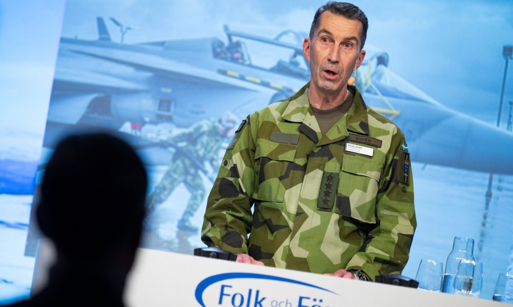 Is it okay for Sweden's military commander to advise companies ...